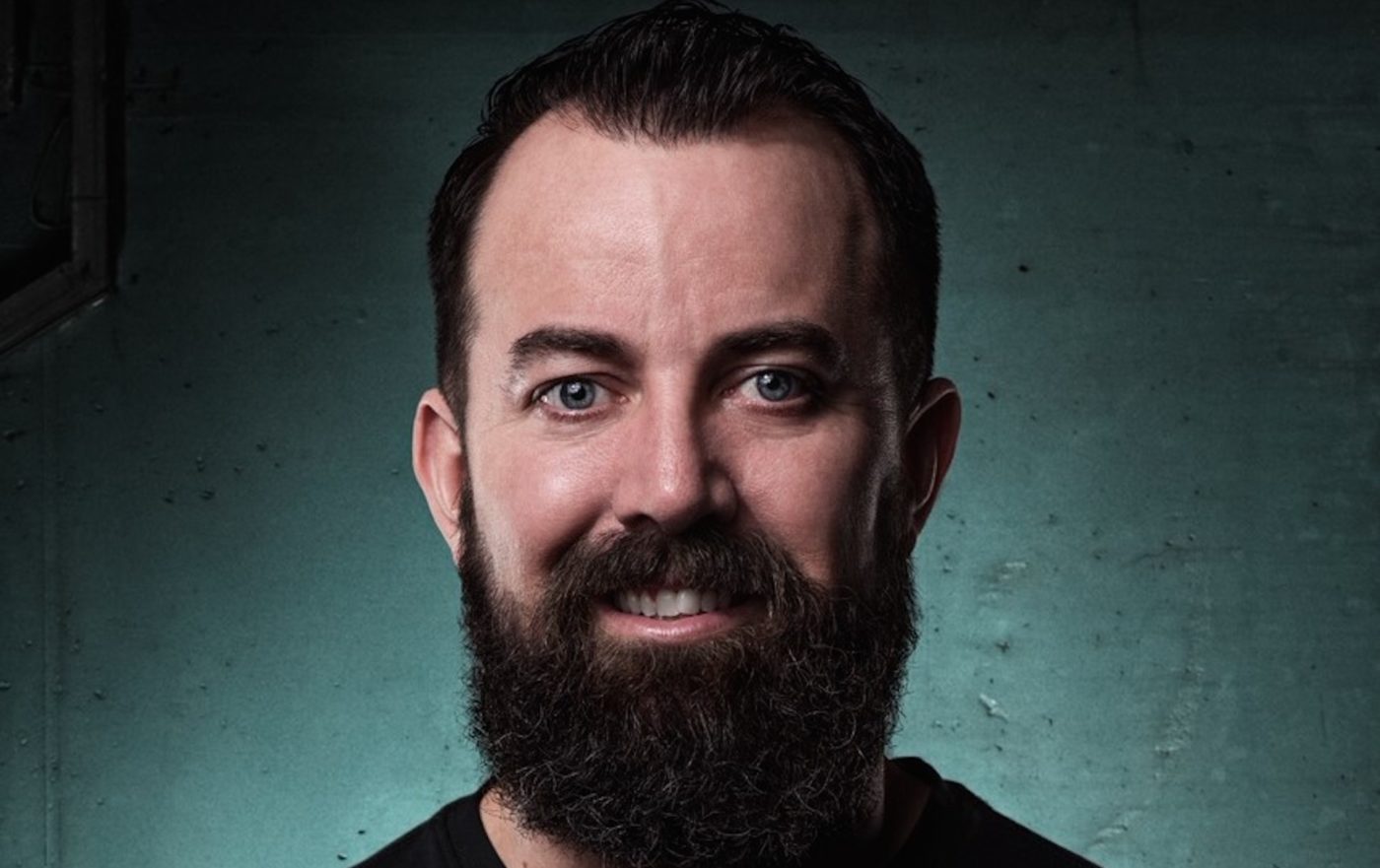 Dan Cummins’ new hour flaunts darkness, light, and some ‘Happy Murder’