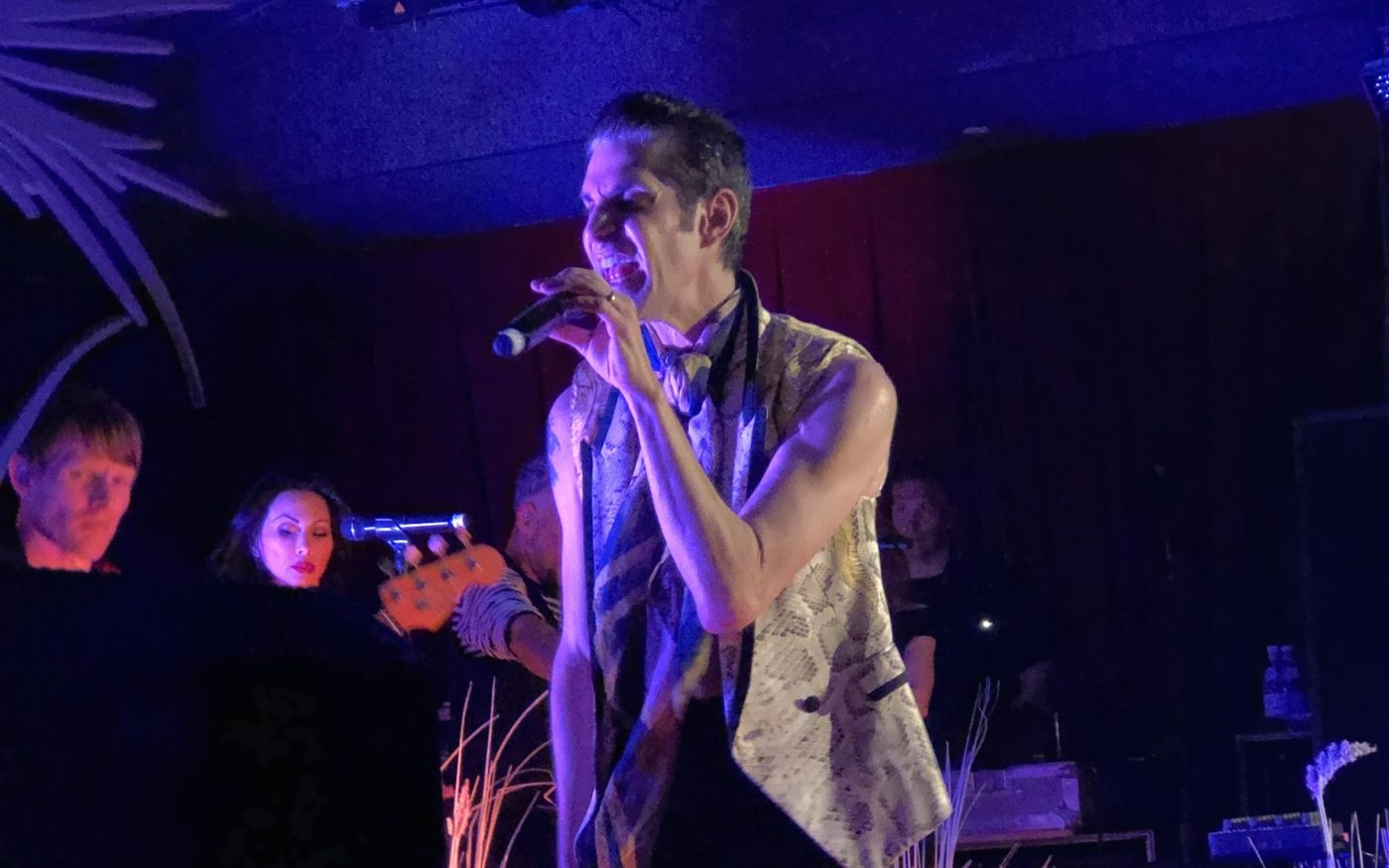 Live Review: Perry Farrell connects alternative rock eras in Boston