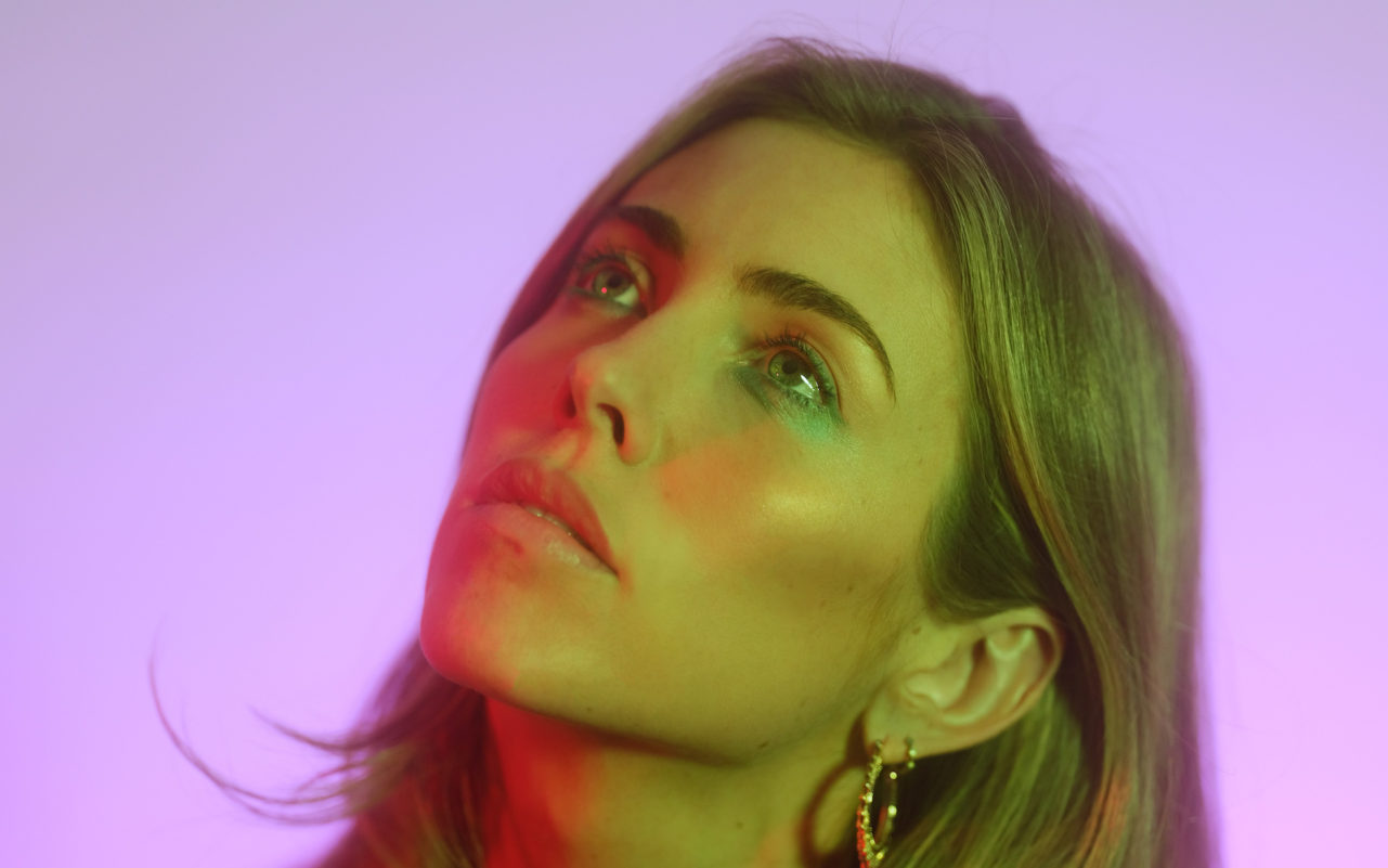 Alice Gray takes us for a sun-kissed alt-pop ride on a 'Double Decker'