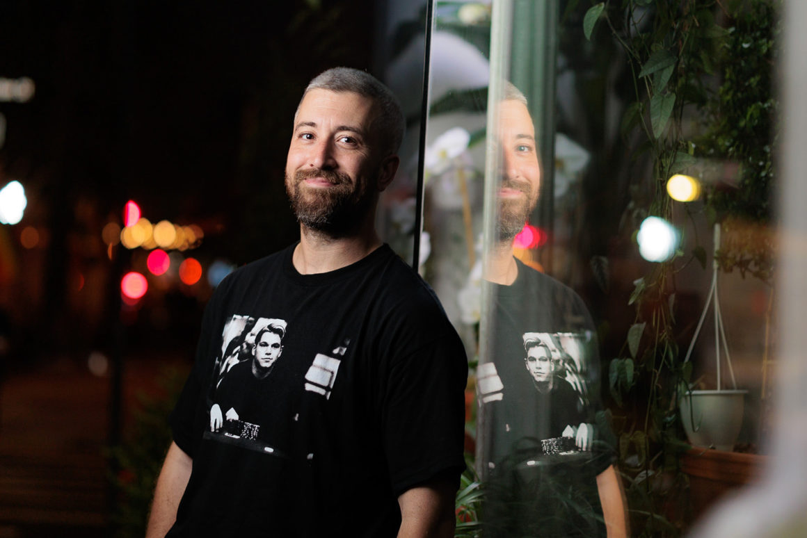 If You Close Your Eyes: Watch a 'v cray' fan make out with Dan Smith ...