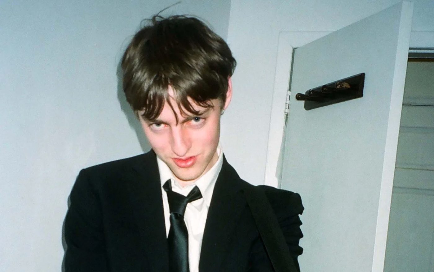 The Dare kicks it old-school aughts style with all the 'Girls'