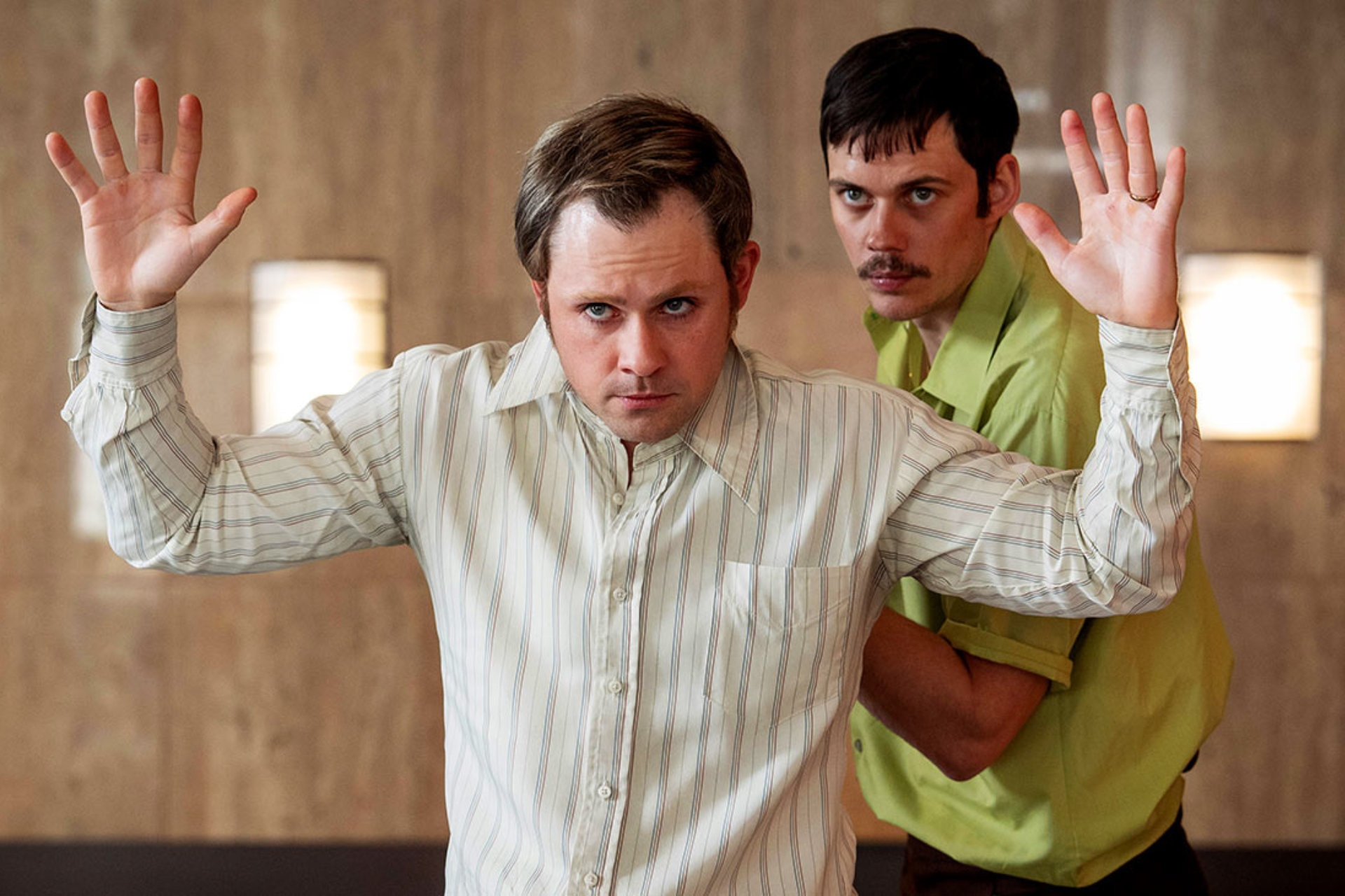 Bill Skarsgard's got a hostage in the 'Dead Man's Wire' teaser