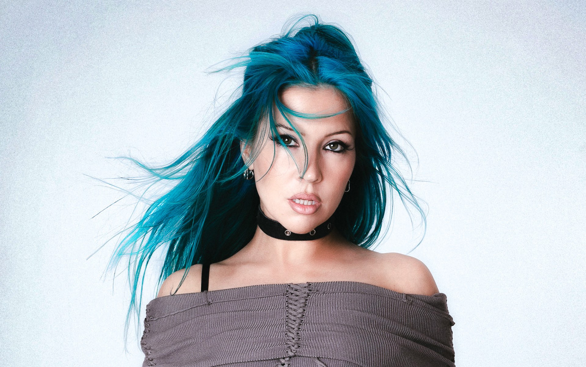 Charlotte Sands stirs up an alt-pop storm with 'one eye open'